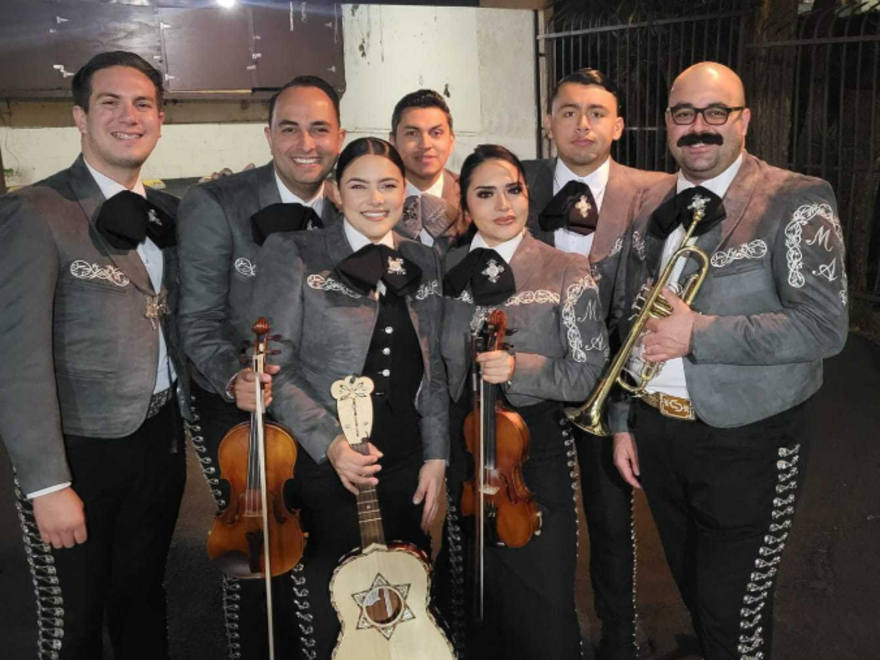 Mariachis en Los Angeles : Hire a 5 Star Mariachi - Ausente